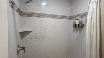 Quarto Individual Superior | Casa de banho | Uma combinação polibã/banheira, um secador de cabelo, chinelos