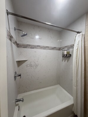 Quarto Individual Superior | Casa de banho | Uma combinação polibã/banheira, um secador de cabelo, chinelos 
