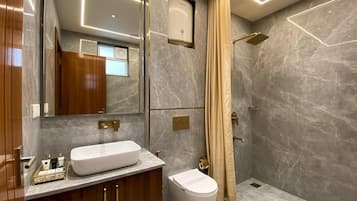 Quarto quádruplo superluxo | Banheiro | Chuveiro, produtos de toalete grátis, secador de cabelo, chinelos