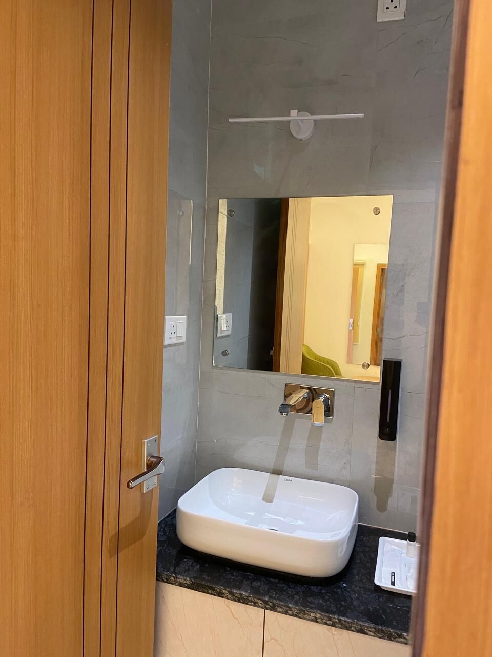 Quarto solteiro luxo, vista para a cidade | Banheiro | Chuveiro, produtos de toalete grátis, sabonete, shampoo