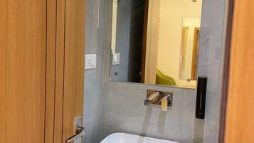 Quarto solteiro luxo, vista para a cidade | Banheiro | Chuveiro, produtos de toalete grátis, sabonete, shampoo
