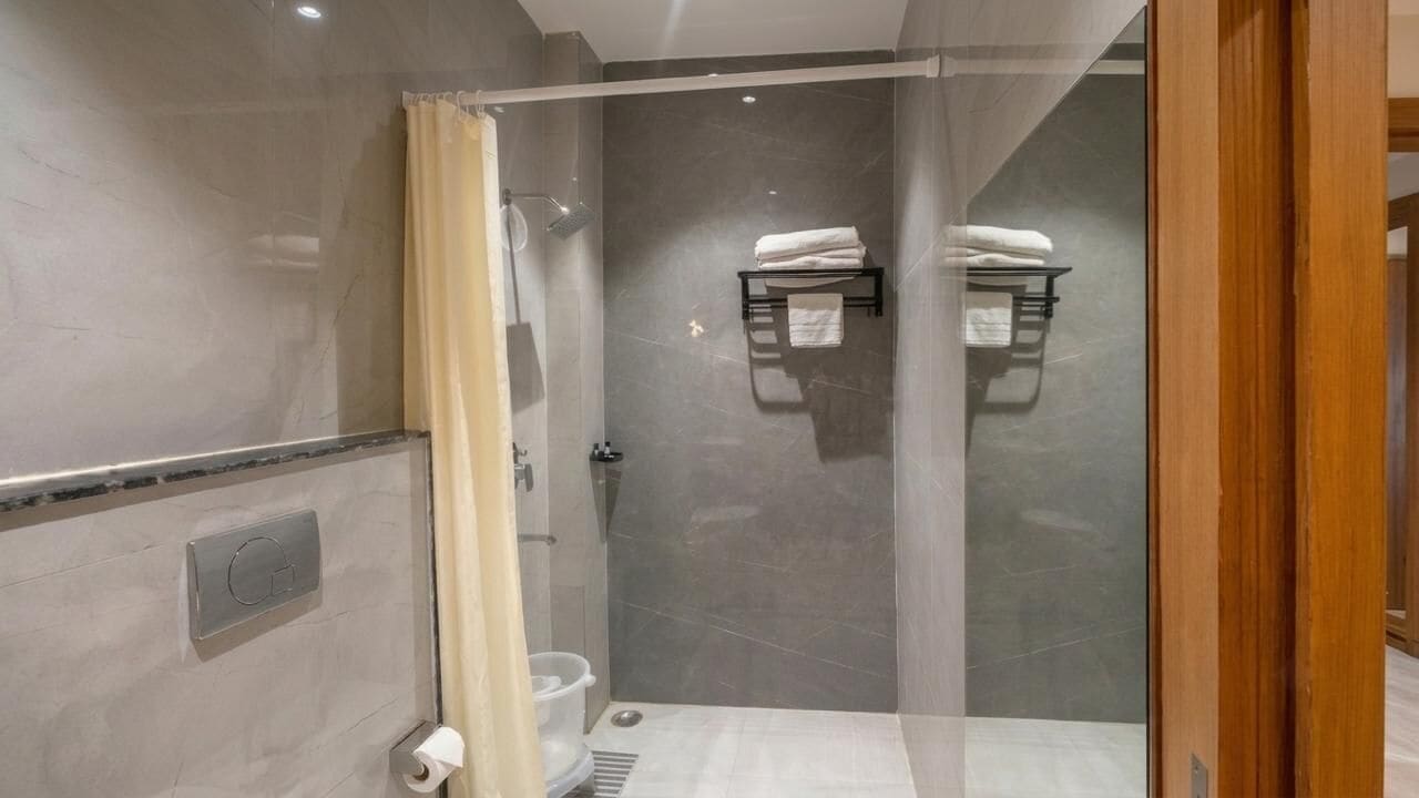 Um polibã, artigos de higiene pessoal grátis, um secador de cabelo 