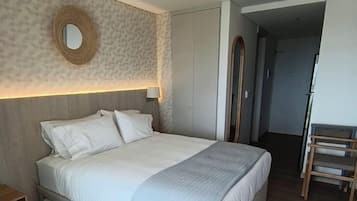 Cofres nos quartos, ferros/tábuas de passar roupa, Wi-Fi de cortesia