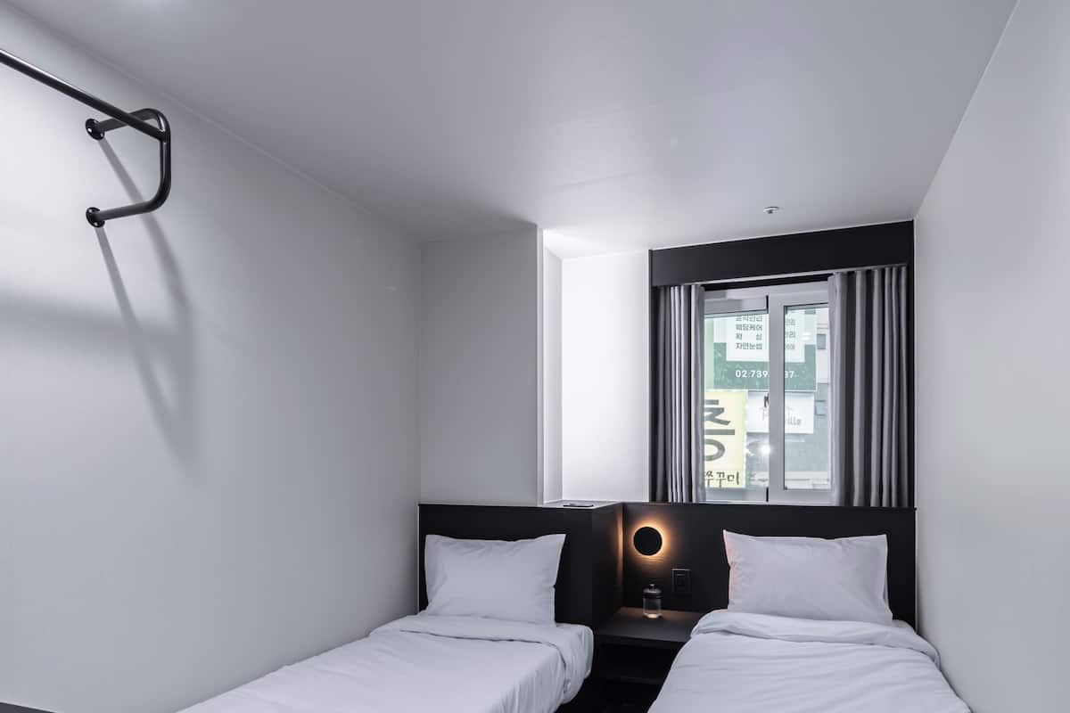 Quarto Twin, várias camas, não fumadores, casa de banho privativa | Roupa de alta qualidade, minibar grátis, secretária