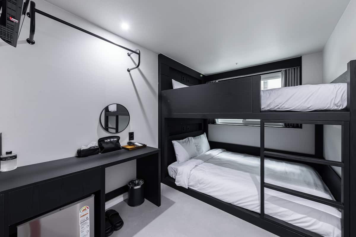 Quarto Quádruplo, 2 camas de casal, não fumadores, casa de banho privativa | Roupa de alta qualidade, minibar grátis, secretária