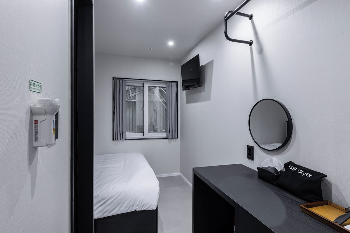 Quarto Duplo, 1 cama de casal, não fumadores, casa de banho privativa | Roupa de alta qualidade, minibar grátis, secretária