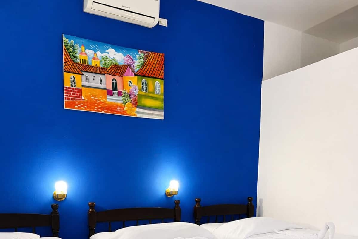 Quarto triplo família, vista para a piscina | Wi-Fi de cortesia