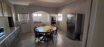 Casa, 5 quartos, acessível, pátio | Sala de jantar