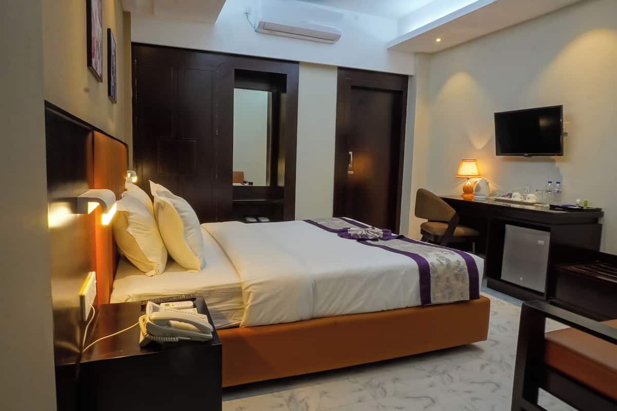 Quarto casal luxo, sacada, vista para a montanha | Cofres nos quartos, Wi-Fi de cortesia