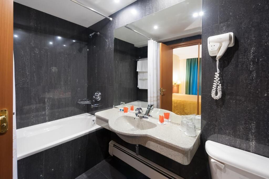 Suite, varanda | Casa de banho | Uma banheira, artigos de higiene pessoal grátis, um secador de cabelo 