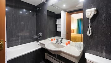 Suite, varanda | Casa de banho | Uma banheira, artigos de higiene pessoal grátis, um secador de cabelo