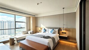 Suite Deluxe, Vista para a cidade | Cofre no quarto, secretária, cortinas/cortinados opacos 