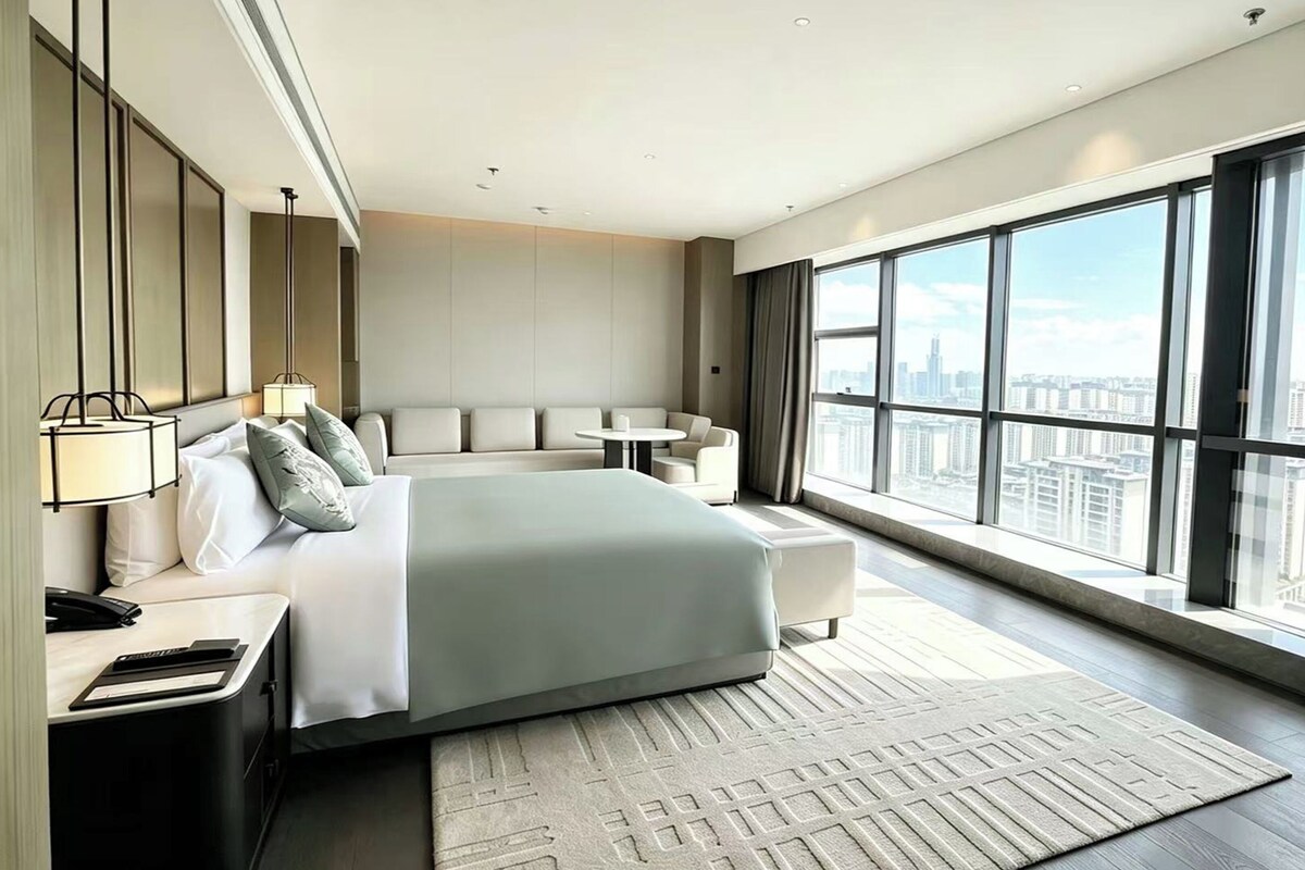 Suite Exclusiva, Vista para a cidade | Cofre no quarto, secretária, cortinas/cortinados opacos 