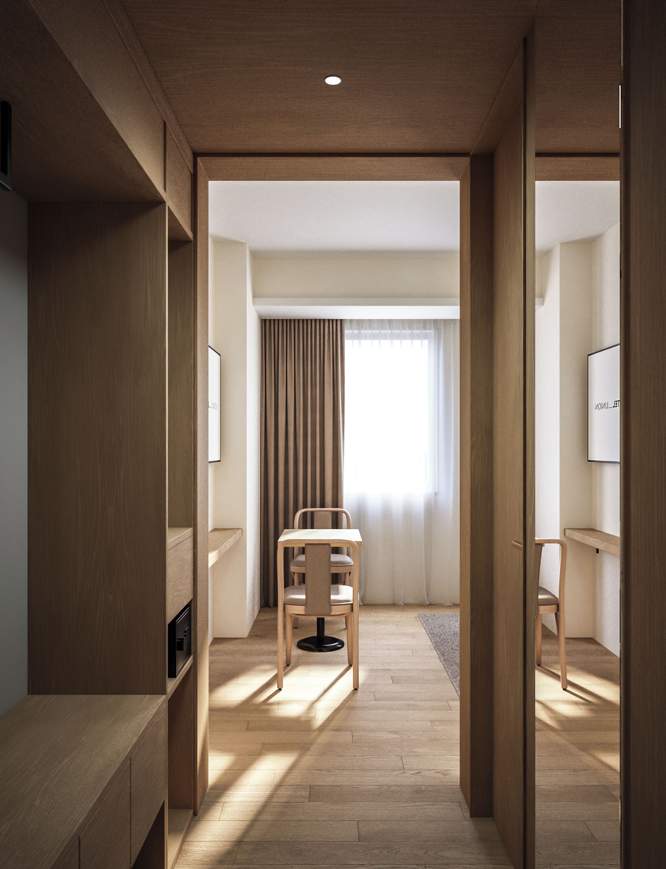Quarto de hotel com piso de madeira, uma escrivaninha, uma cadeira, uma janela com cortinas e uma televisão na parede.
