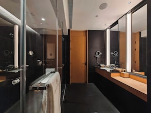 Frigobar, cofres nos quartos, cortinas blackout, Wi-Fi de cortesia