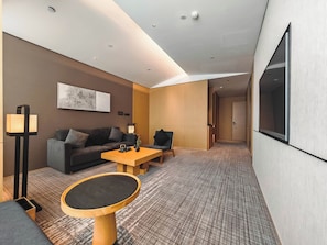 Suíte empresarial, vista para a cidade | Frigobar, cofres nos quartos, cortinas blackout, Wi-Fi de cortesia