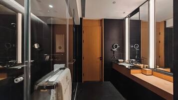 Quarto solteiro empresarial, vista para a cidade | Banheiro | Produtos de toalete grátis, secador de cabelo, toalhas de banho, shampoo