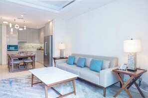 Uma sala de estar moderna com um sofá, mesa de centro e luminárias.