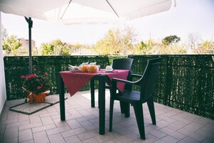 Suite Júnior, vista para o jardim | Refeições ao ar livre