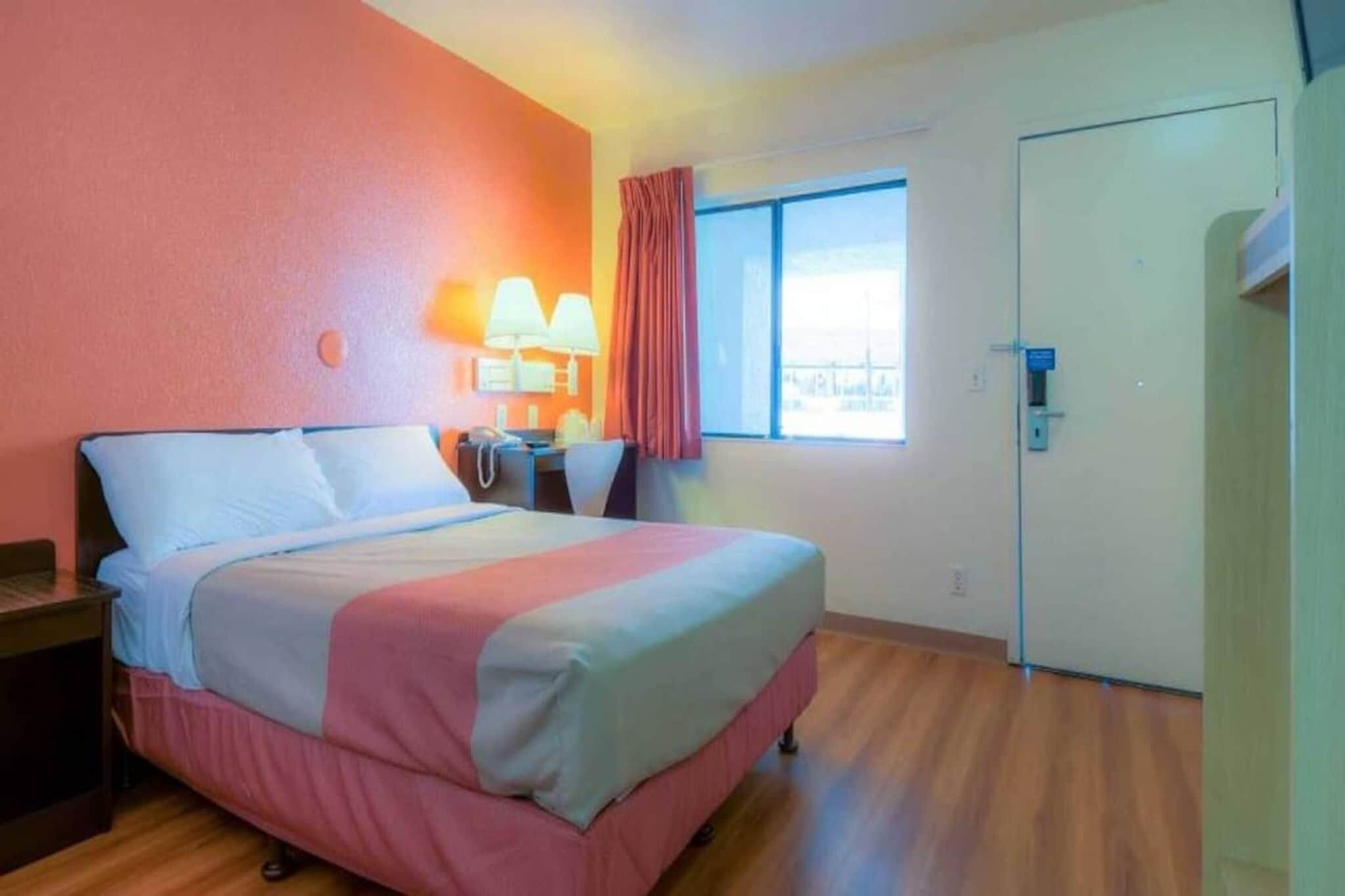 1 Full Bed | Ada/ri Shower/mini Fridge - Palm Springs, CA