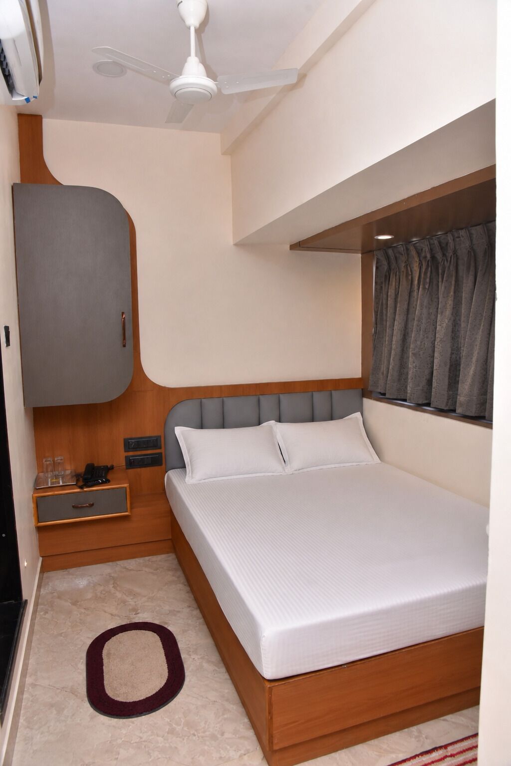 Quarto Duplo Deluxe, Vista para a cidade | Secretária, secretária adequada para computadores portáteis 
