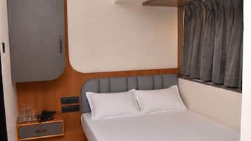 Quarto Duplo Deluxe, Vista para a cidade | Secretária, secretária adequada para computadores portáteis
