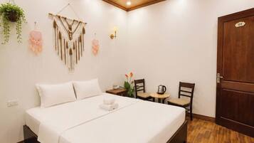 Quarto Deluxe, vista para o jardim | Ferro/tábua de engomar, Wi-fi grátis