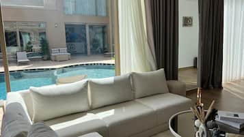 2 piscinas exteriores
