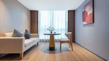 Quarto Twin Standard, Vista para a cidade | Sala de estar | Impressoras