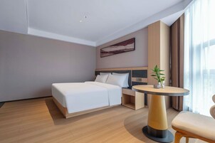 Quarto Duplo Standard, Vista para a cidade | Roupa de alta qualidade, edredões de penas, cortinas/cortinados opacos