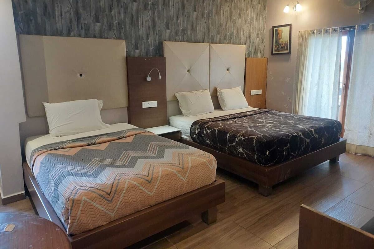 Quarto Triplo Comfort, Vista para a cidade | Roupa de alta qualidade, camas de colchão viscoelástico, secretária
