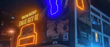 Um edifício com grandes painéis luminosos publicando jogos de vídeo.