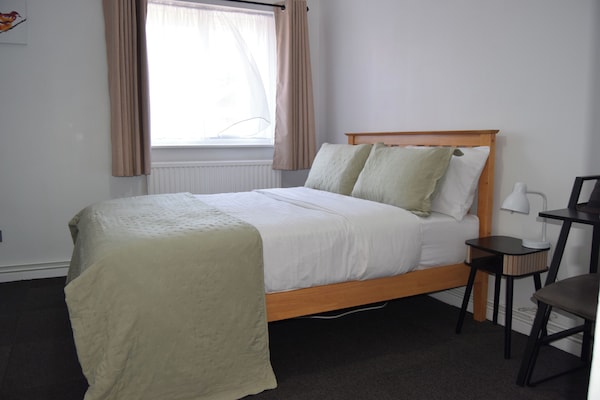 One Bedroom Apartment Sleeps 2 With Free Parking - London, UK