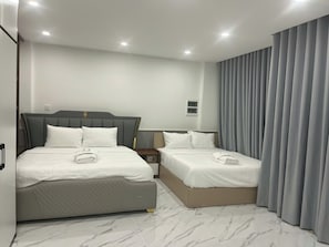 Quarto quádruplo família, vista para o rio | Cofres nos quartos, escrivaninha, espaço de trabalho para notebook