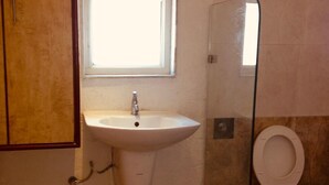 Suite Deluxe, varanda, vista para a montanha | Casa de banho | Um polibã, toalhas fornecidas, sabão, champô 