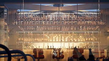 Uma área de bar com diversas prateleiras de garrafas, disposição de assentos com cadeiras e mesas, e vista através de um painel de vidro.