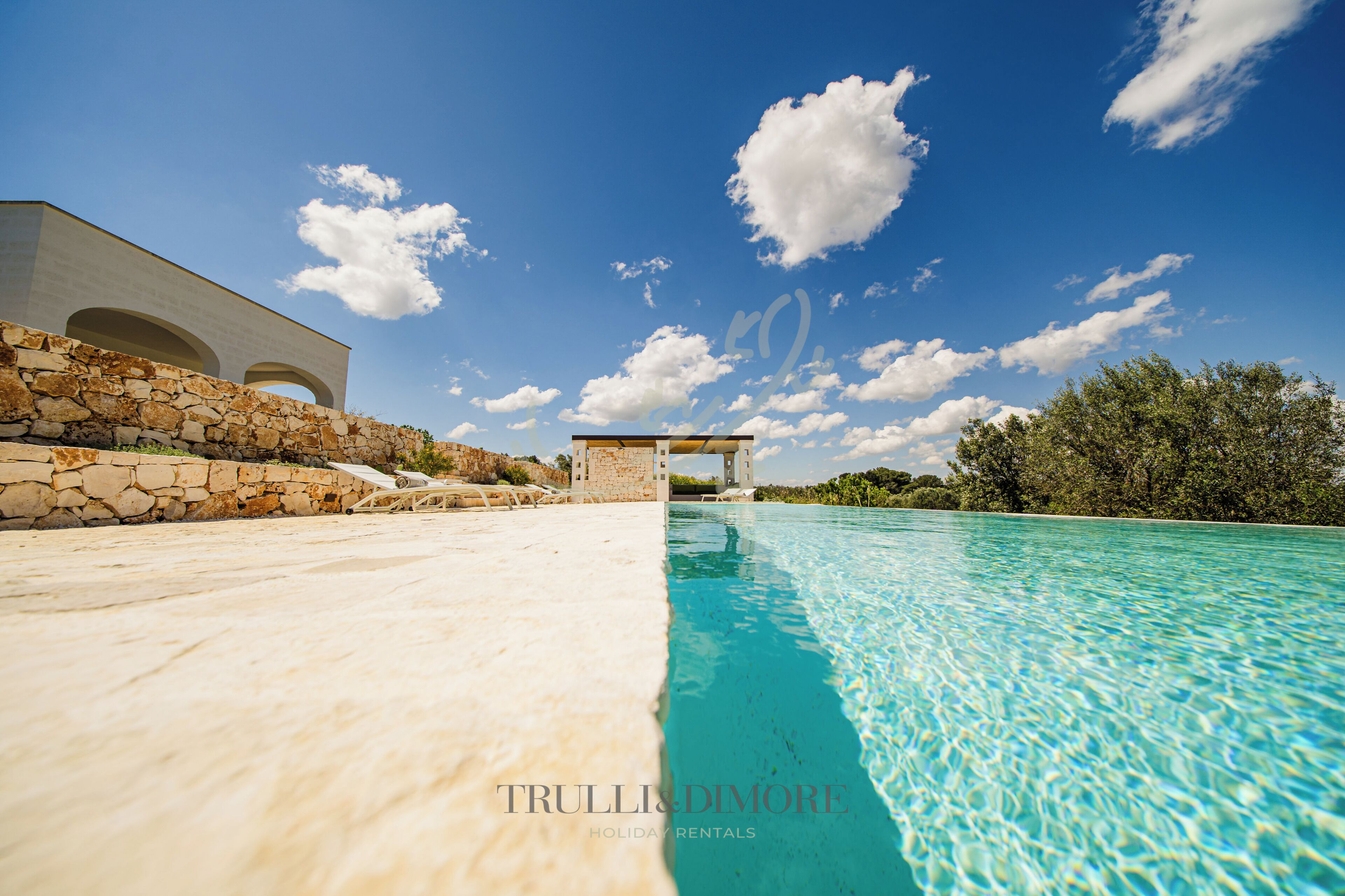 Piscina externa sazonal, espreguiçadeiras
