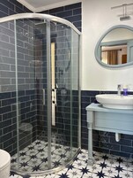 Quarto casal luxo, vista para o mar | Banheiro | Secador de cabelo, toalhas de banho, sabonete, shampoo