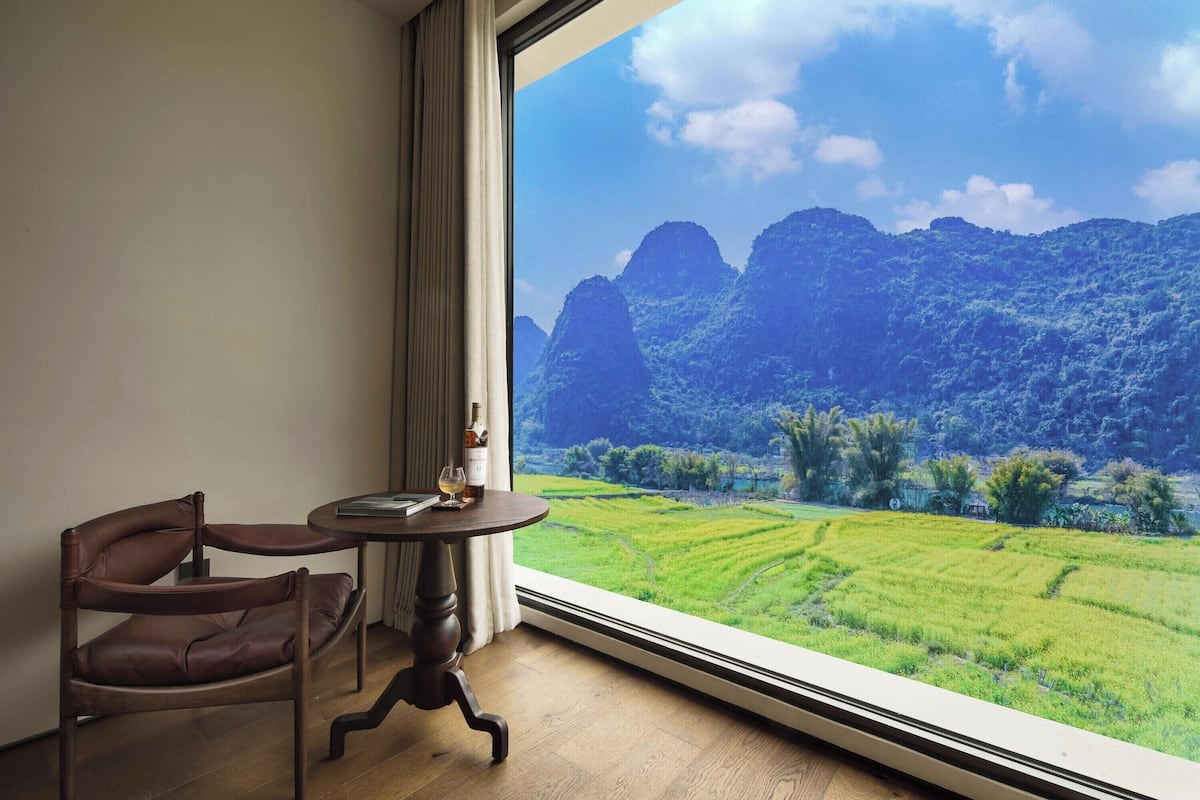 Suíte com design assinado, vista para o vale | Vista do quarto