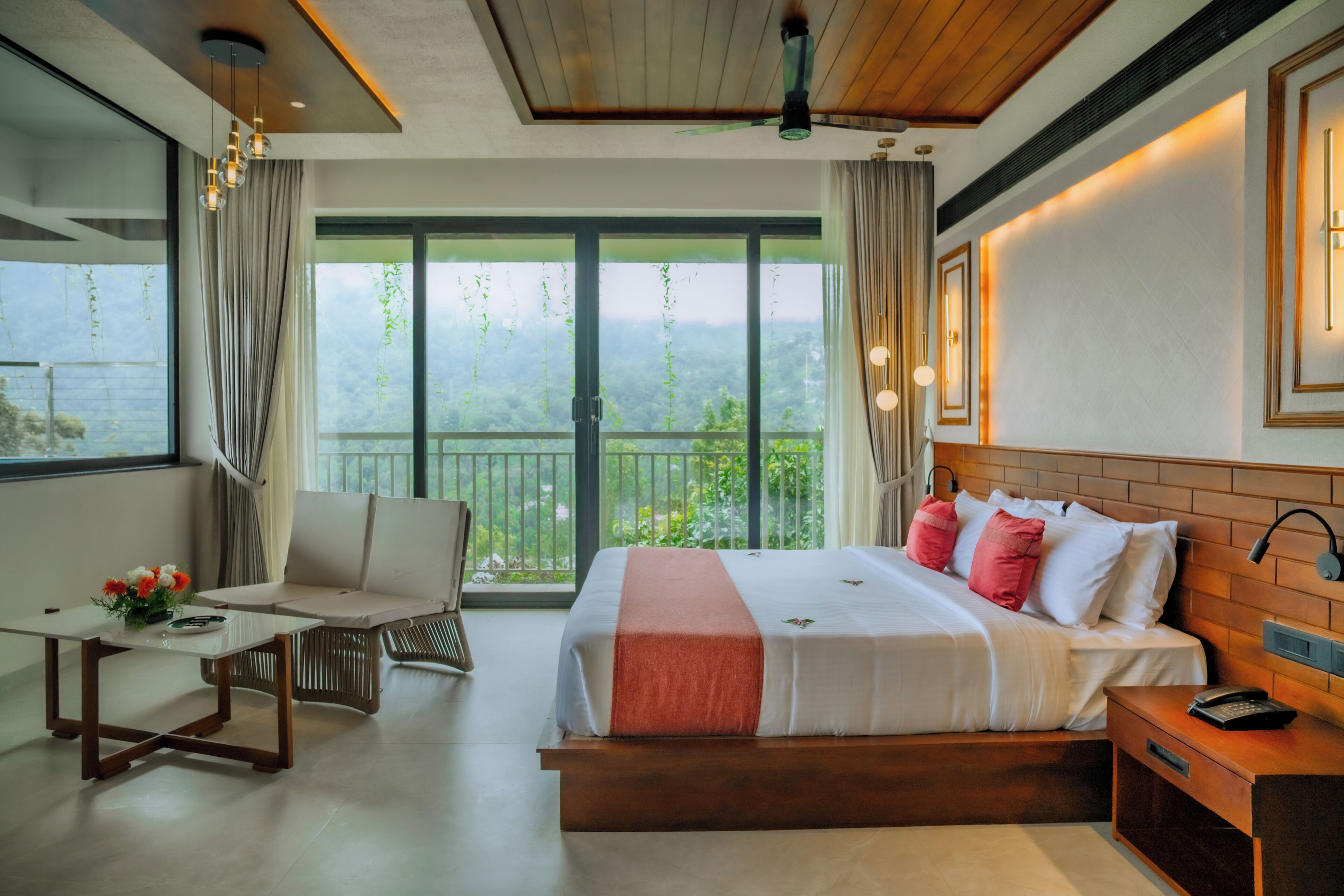 Suíte estúdio superluxo, sacada, vista para a montanha | Escrivaninha, Wi-Fi de cortesia, roupa de cama
