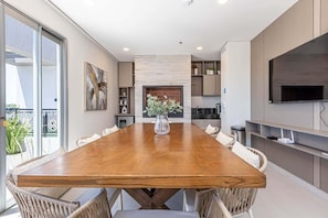 Apartamento Comfort, varanda, Vista para a cidade | Restaurantes