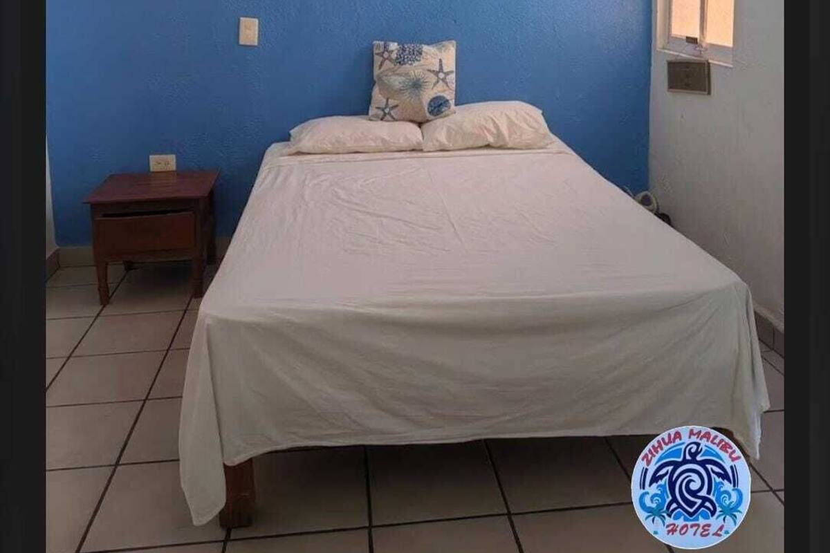 Quarto Duplo Básico | Roupa de cama fornecida 
