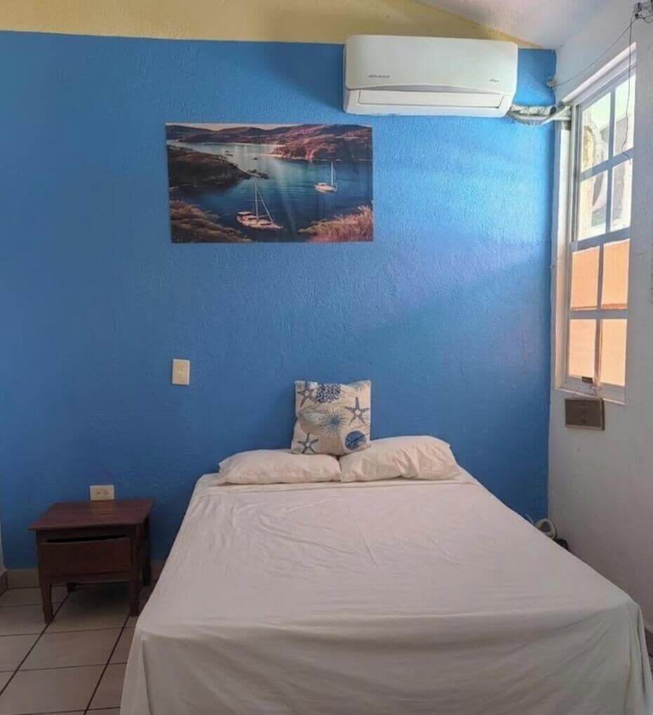 Quarto Duplo Básico | Roupa de cama fornecida 