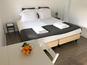Estúdio Básico, 1 cama queen-size, pátio, vista para o jardim | Quartos insonorizados, ferro/tábua de engomar, Wi-fi grátis