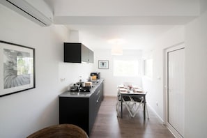 Apartamento, 2 quartos, pátio, vista para o jardim | Cozinha privada | Uma cadeira de bebé