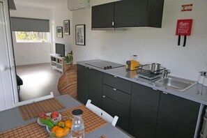 Apartamento, 2 quartos, pátio, vista para o jardim | Cozinha privada | Uma cadeira de bebé