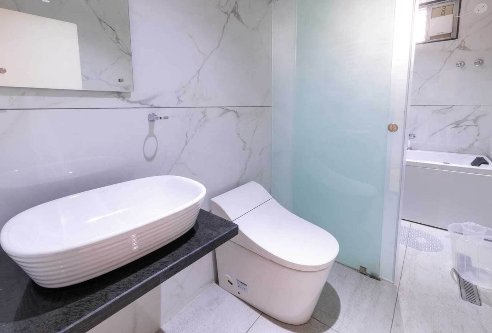 Suíte executiva | Banheiro | Chuveiro, toalhas de banho, shampoo, papel higiênico