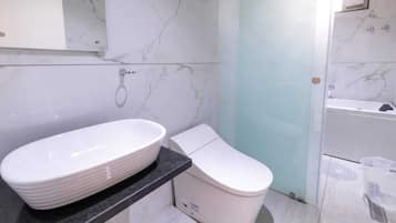 Suíte executiva | Banheiro | Chuveiro, toalhas de banho, shampoo, papel higiênico