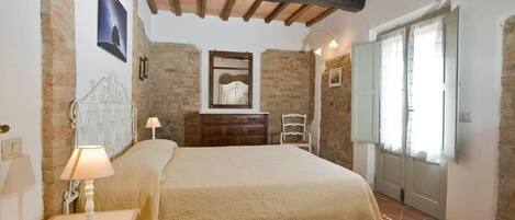 Apartamento Comfort, pátio, vista para a piscina | Cortinas/cortinados opacos, ferro/tábua de engomar, Wi-fi grátis