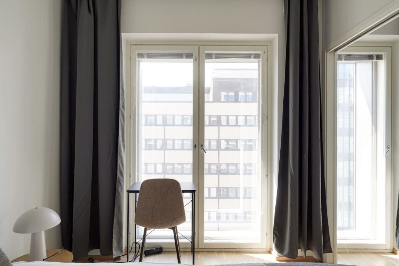 Condo luxo, vista para a cidade | Escrivaninha, espaço de trabalho para notebook, cortinas blackout